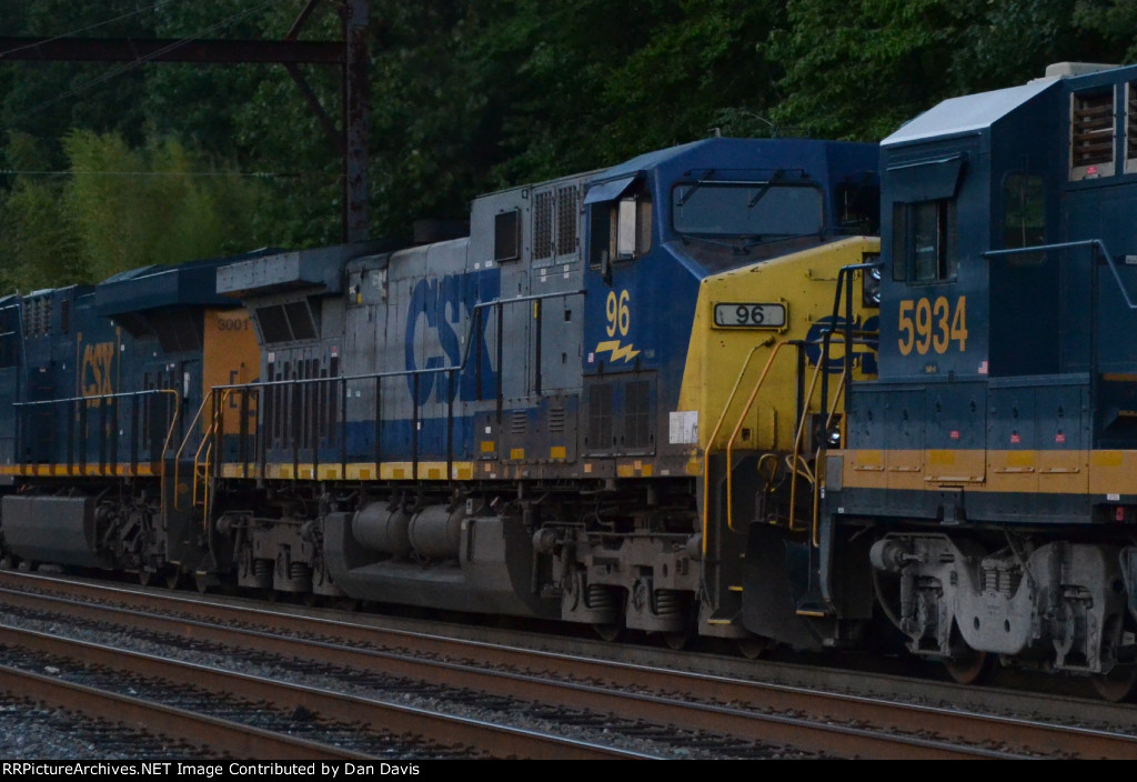 CSX AC44CW 96 in YN2 in the middle on Q438-18